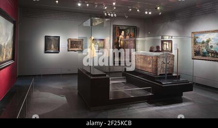 Room The Republic in the Philips Wing; Philips wing for renovation ...