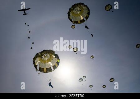 JGSDF soldiers with the 1st Airborne Brigade, U.S. Army Reserve Alaska ...