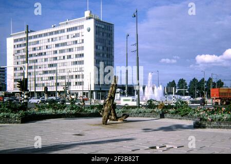 ROTTERDAM, NETHERLANDS : Shell building in Rotterdam. Royal Dutch Shell ...