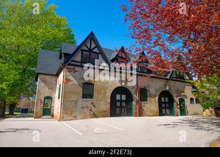 Wallace Hall is a Gilded Age mansion in Bellevue Avenue Historic ...