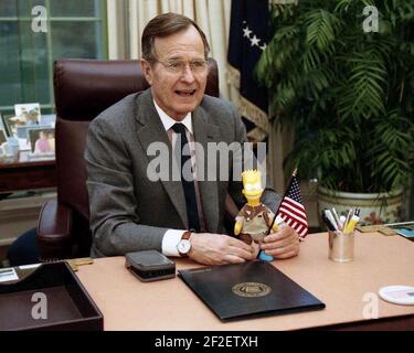 President George W. Bush poses for a photo with U.S. Olympic swimming ...