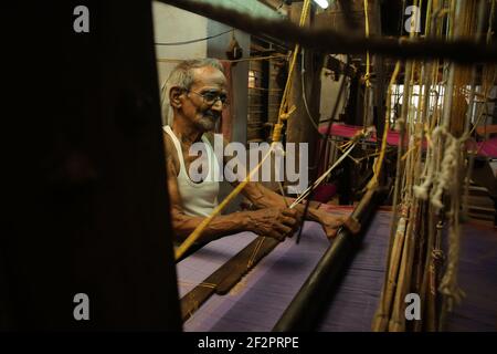 Traditional handloom cotton saree making in kasaragod Stock Photo - Alamy