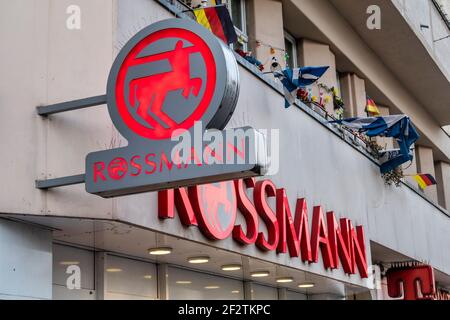 Rossmann Drogeriemarkt, Logo, Berlin, Deutschland Stock Photo - Alamy