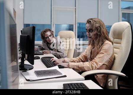 Office worker dead at his desk Stock Photo - Alamy