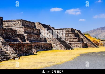 Platform along the Avenue of the Dead showing the talud-tablero ...