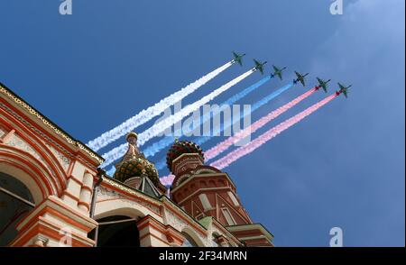 Fireworks over the Moscow Kremlin during Victory Day (WWII), Russia ...