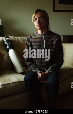 OLI LEWINGTON AT HOME IN MILTON KEYNES.30/11/06 TOM PILSTON Stock Photo ...