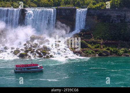 Niagara Falls, Bridal Veil Falls, Horneblower Niagara Cruises Stock ...