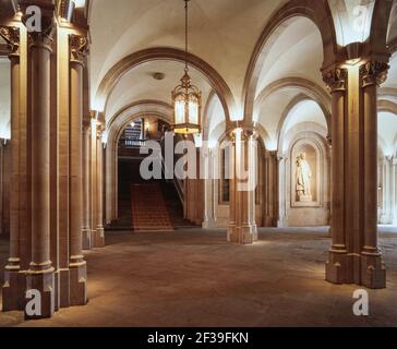 Vestíbulo de la Universitat de Barcelona, construida entre 1863 y 1892 ...