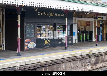 Pinner Metropolitan Line underground railway station southbound ...