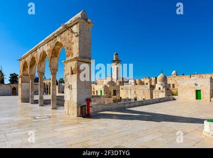 Arch of ancient Bab Sharif Gate on the street of Al-Balad, Jeddah ...