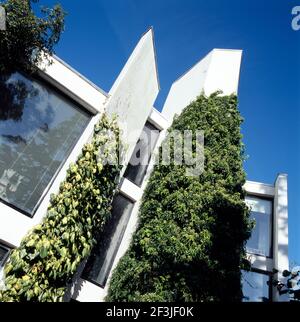 white house against the blue sky Stock Photo - Alamy