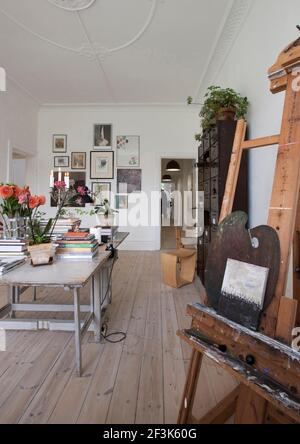 Artists studio in bohemian apartment Stock Photo - Alamy