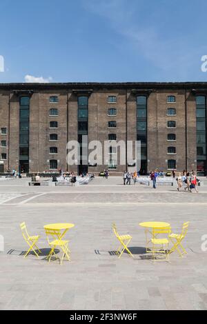 Granary Square and the Central Saint Martins building in King's Cross ...