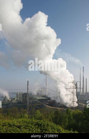 View from the Alsumer Mountain of Schwelgern coke plant, Duisberg ...