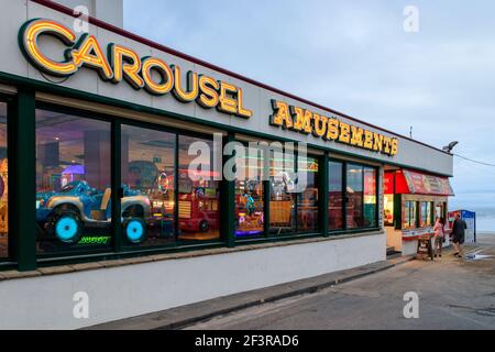 Seafront amusement arcade at dusk Stock Photo - Alamy