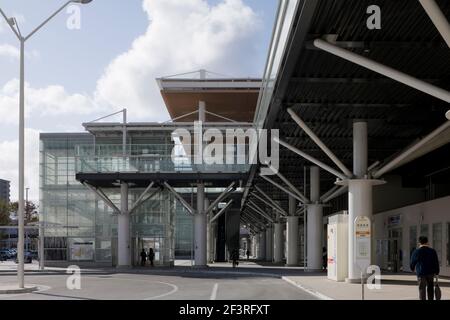 NIIGATA STATION SOUTH SQUARE AND PEDESTRIAN DECK, Station building and ...