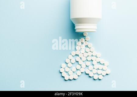 Heart shape Pharmaceutical medicine tablet on pink background, Flat lay ...