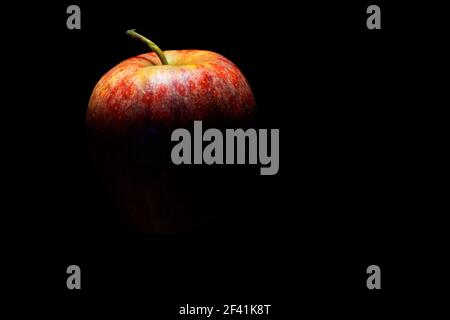 Darkside of the appelRed apple in the shadow with lateral light Stock ...