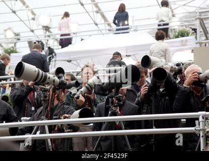 Press and Paparazzi photographers gather outside Buckingham Palace for ...