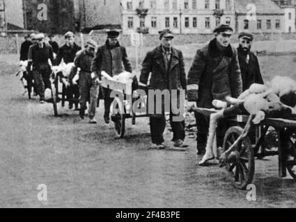 1941 WARSAW JEWS JEWISH GHETTO FORCED LABOUR Jewish forced labour, men ...