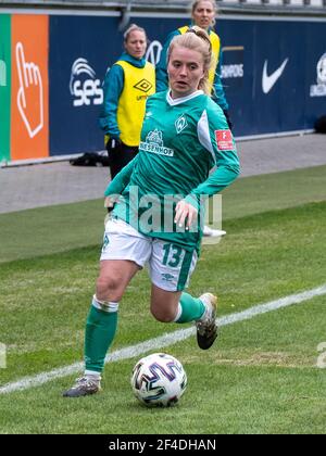Ricarda Walkling (SV Werder Bremen, 13) am Ball, Einzelbild, Ganzkörper ...