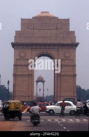 INDIA GATE ,DELHI, INDIA, 1997 PIC MIKE WALKER Stock Photo - Alamy