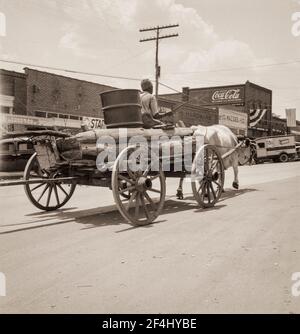A plantation store near Clarksville, Mississippi. July 1936. Photograph ...