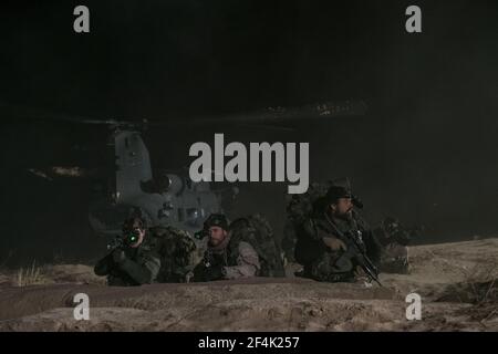 12 STRONG, Michael Shannon, Chris Hemsworth, Kenny Sheard, 2018 ...