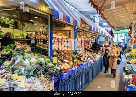 Fruit and vegetable stall at Carlsplatz Market. Dusseldorf, Germany ...