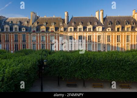 A park bench, Paris, France Stock Photo - Alamy