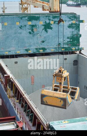 Loading and dischargind operation of bulk cargo bauxite on bulk carrier ...