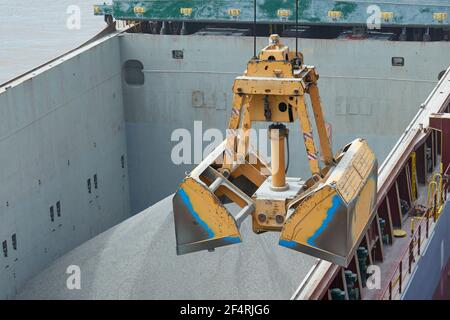 Loading and dischargind operation of bulk cargo bauxite on bulk carrier ...