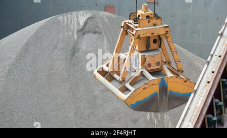 Loading and dischargind operation of bulk cargo bauxite on bulk carrier ...