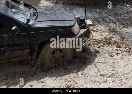 4x4 making big splash in mud. Off-road race Stock Photo - Alamy