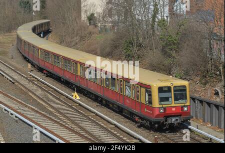 S-Bahn S 46, Halensee, Wilmersdorf, Berlin, Deutschland Stock Photo - Alamy