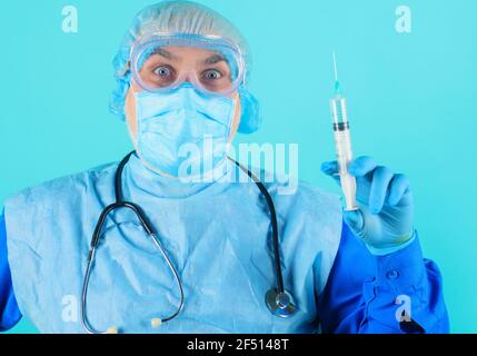 Doctor preparing syringe for injection Stock Photo - Alamy
