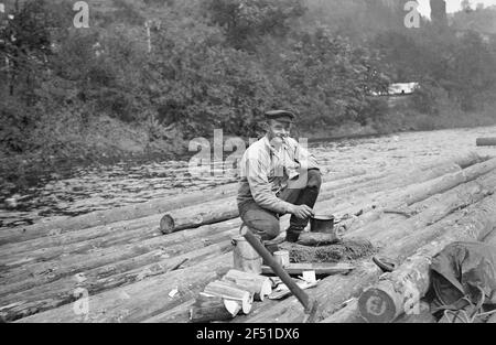 Floating raft. Rafter at the meal Stock Photo - Alamy