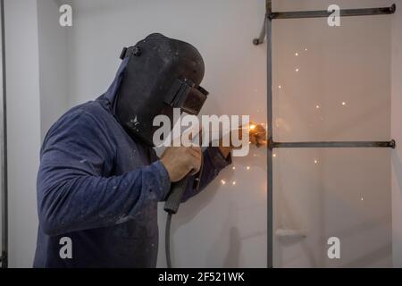 Worker welding a dressing room in a home renovation Stock Photo - Alamy