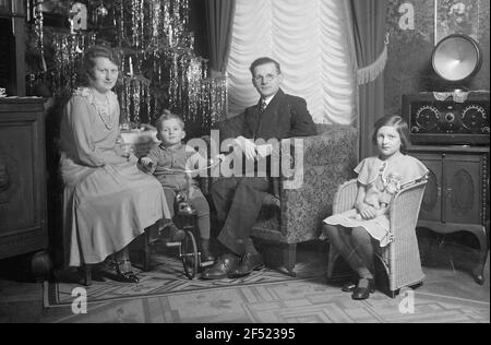 The photographer Willy Hanisch with his wife Hulda and the children of ...