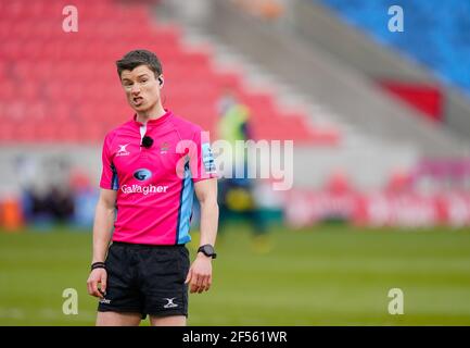 Match referee Craig Maxwell-Keys Stock Photo - Alamy