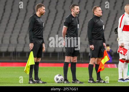 Assistant referee Simon Bennett during the Brentford v Tottenham ...
