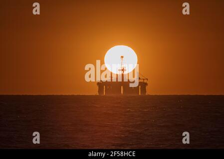 Oil drilling rig at sunset over the ocean Stock Photo - Alamy