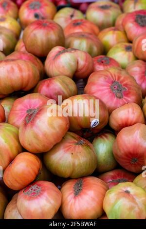 Fresh organic tomatoes on the street market stall Stock Photo - Alamy