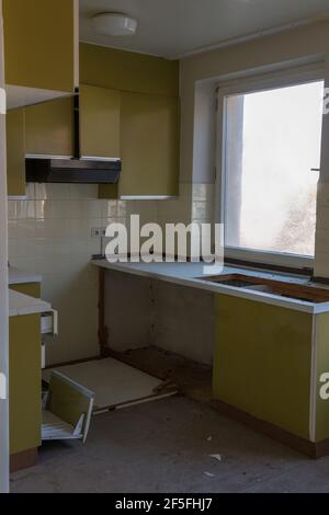 Old and broken kitchen Stock Photo - Alamy