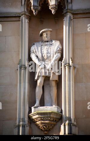Statue of King Henry VIII. King's College, University of Cambridge ...