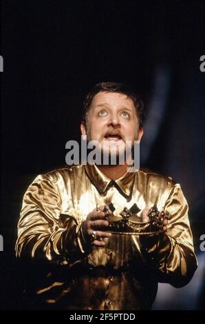 Simon Russell Beale (King Edward II) in EDWARD II by Christopher ...