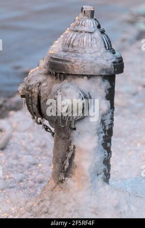 Fire Hydrant emergency service water supply marker post Stock Photo - Alamy