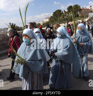 Jerusalem, Israel. 28th Mar, 2021. Christians carry palm and olive ...