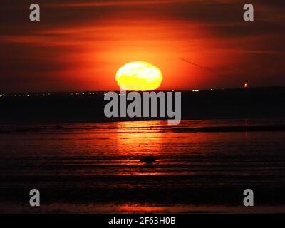Warden Bay, Kent, UK. 29th March, 2021. UK Weather: the full super worm ...